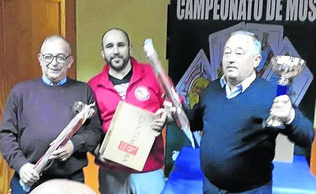 José Antonio Puentes y Leocadio Pilar ganan el torneo de mus del bar ...
