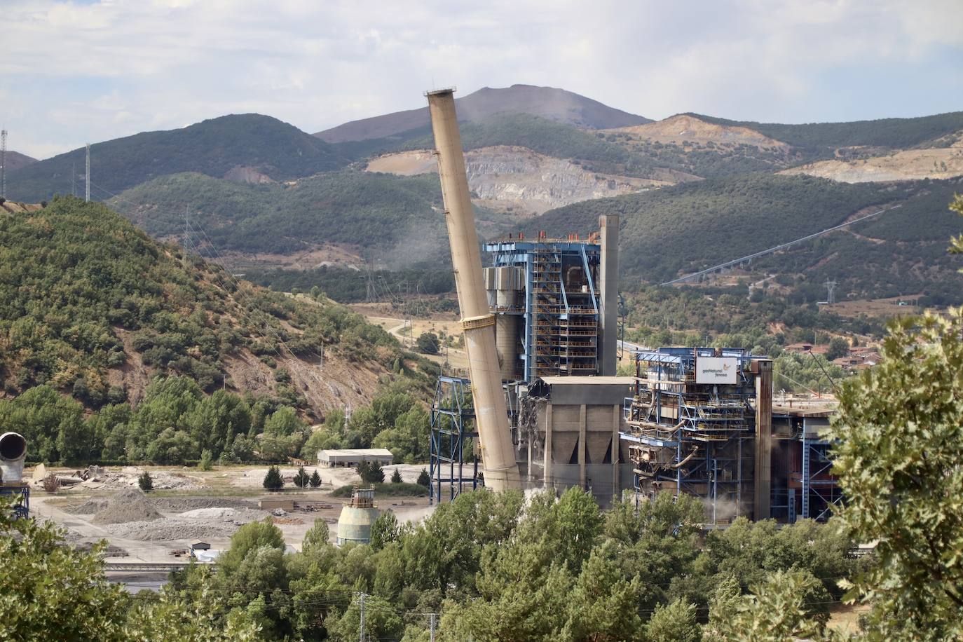Fotos: Voladura de la chimenea de la central térmica de La Robla | El ...