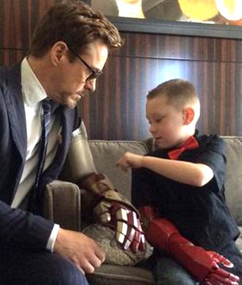 Robert Downey Jr. le regala un brazo biónico a un niño | El Norte de ...